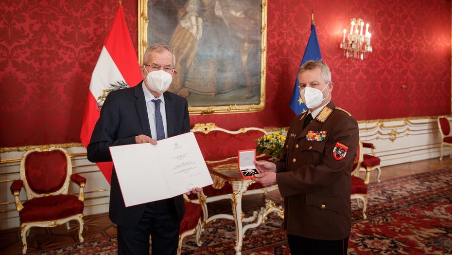 Bundespräsident zeichnet den Welser Branddirektor Franz Humer aus. - OOELFV